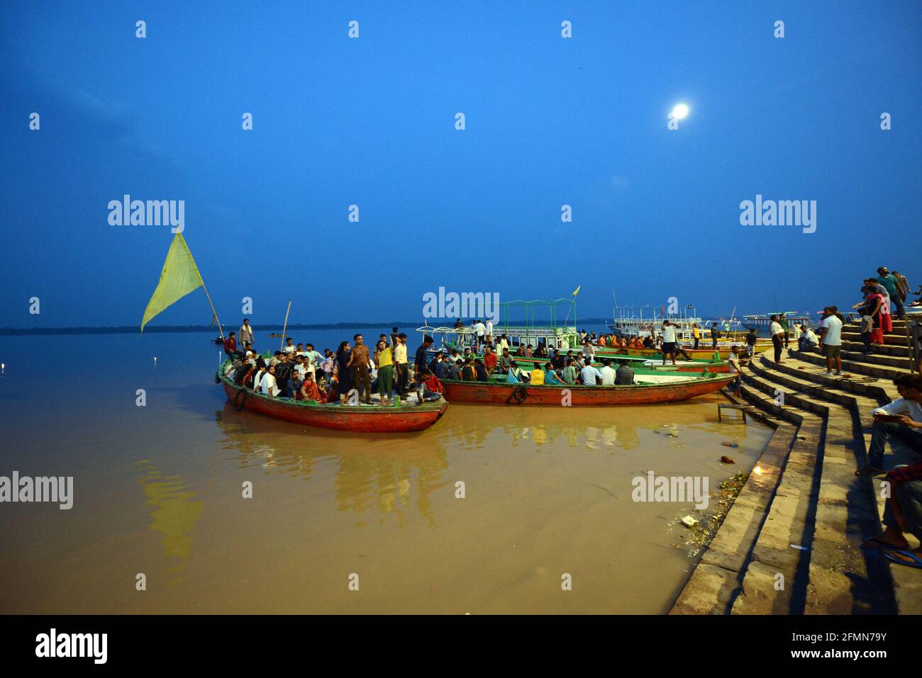 Hindu pilgrims on the Ganges river in Varanasi, India Stock Photo - Alamy