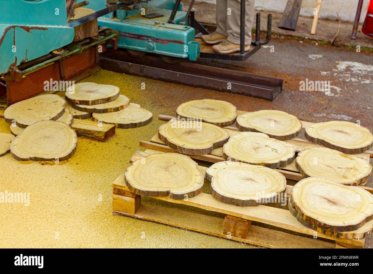 Pallet pieces hi-res stock photography and images - Alamy