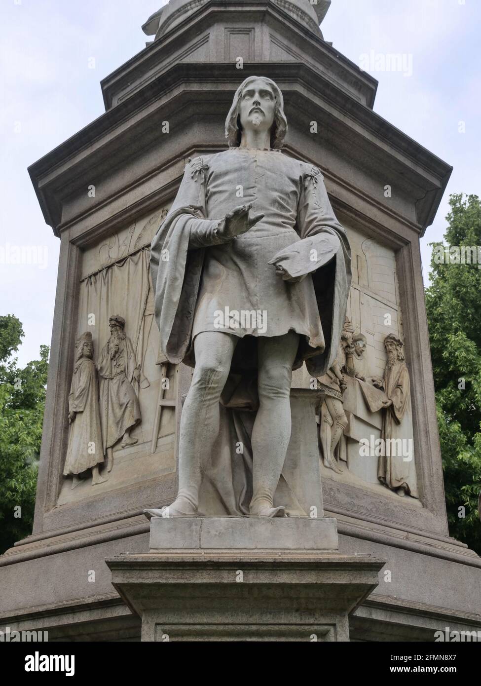 Leonardo Da Vinci sculpture in Piazza della Scala square, Milan Stock ...