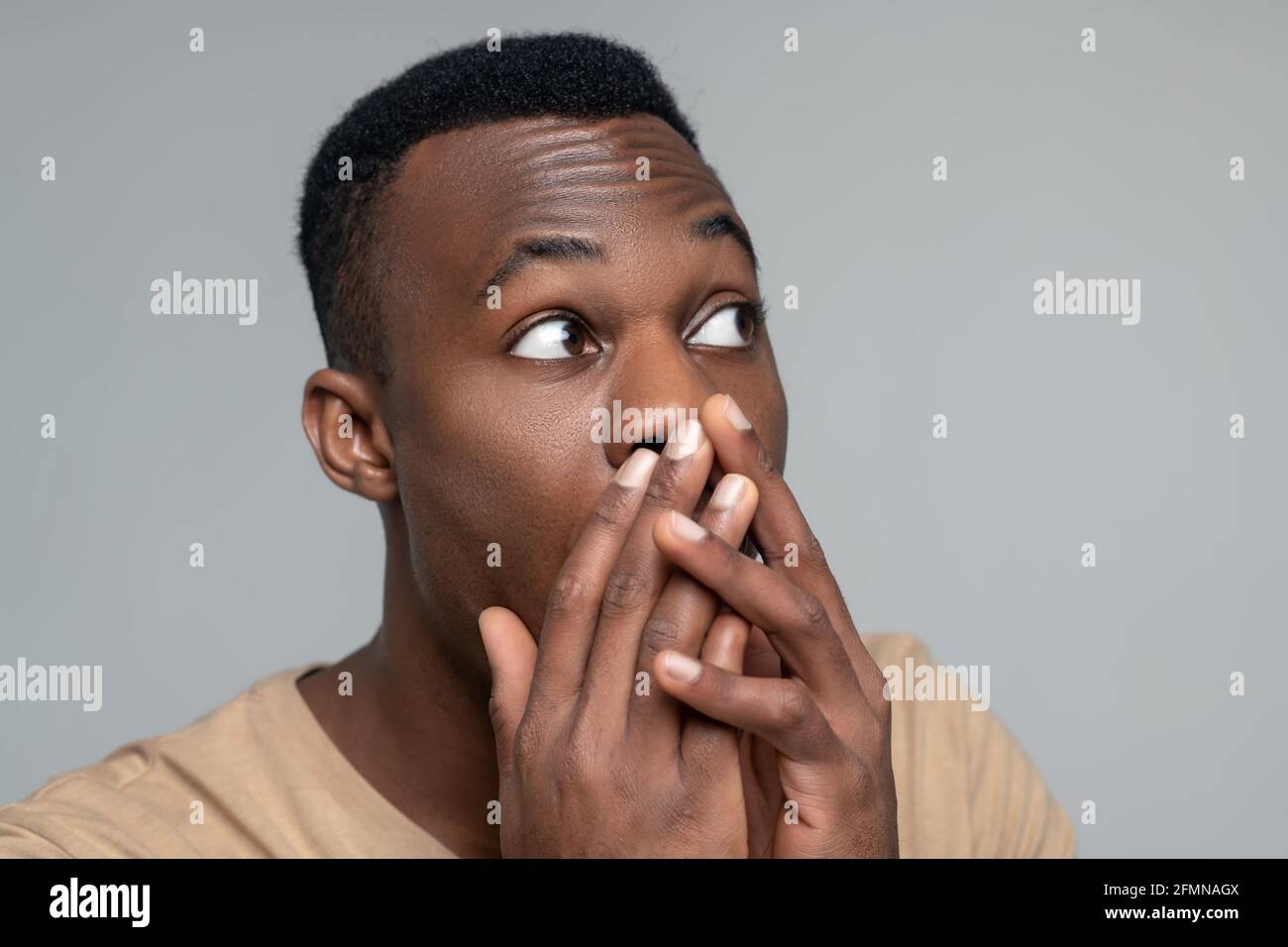 Photo shocked surprised man hi-res stock photography and images - Alamy