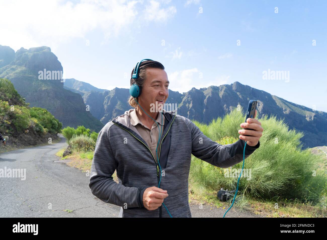 Smiling traveler camera making hi-res stock photography and images - Alamy