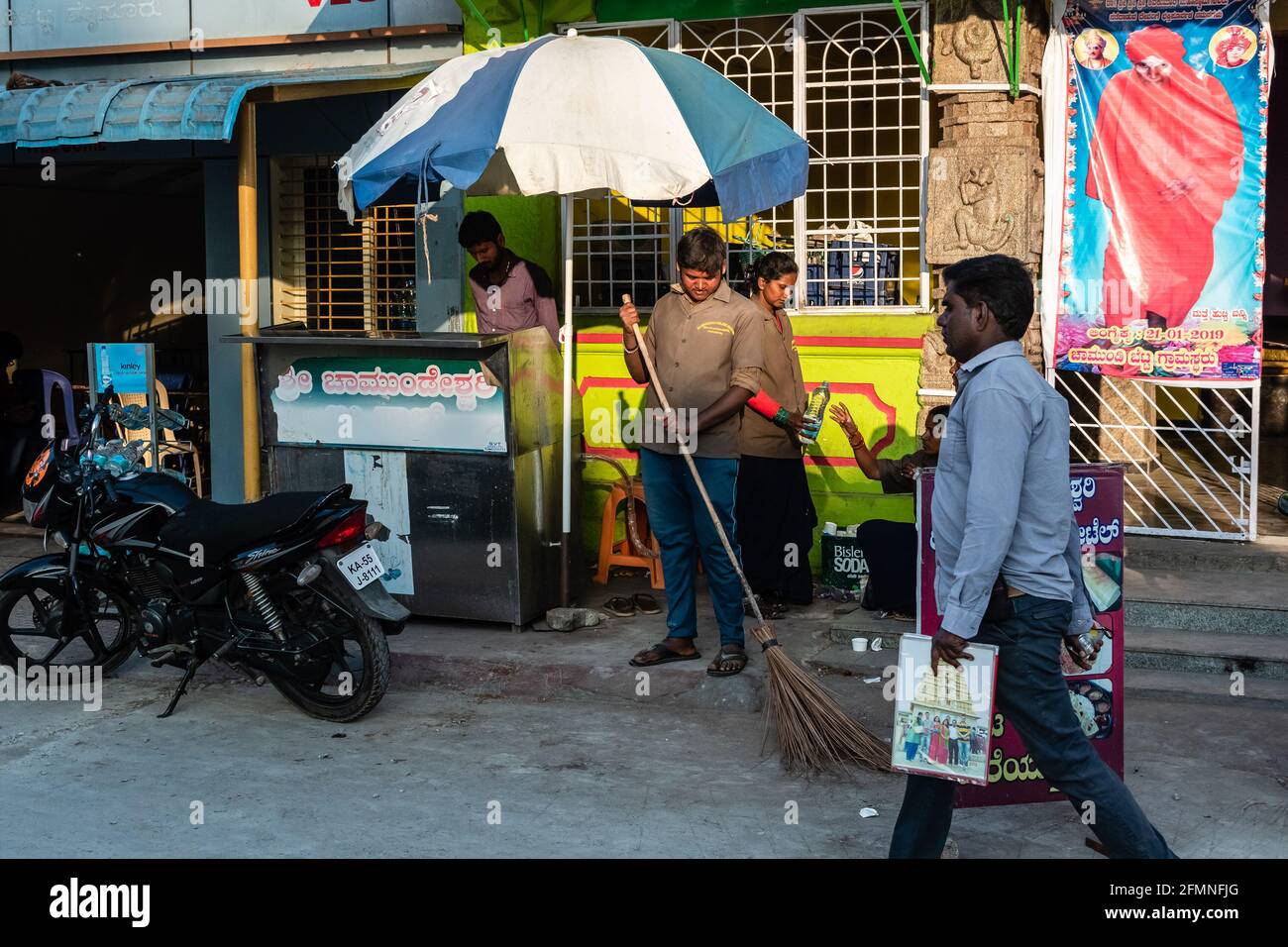 Indian street cleaner hi-res stock photography and images - Alamy