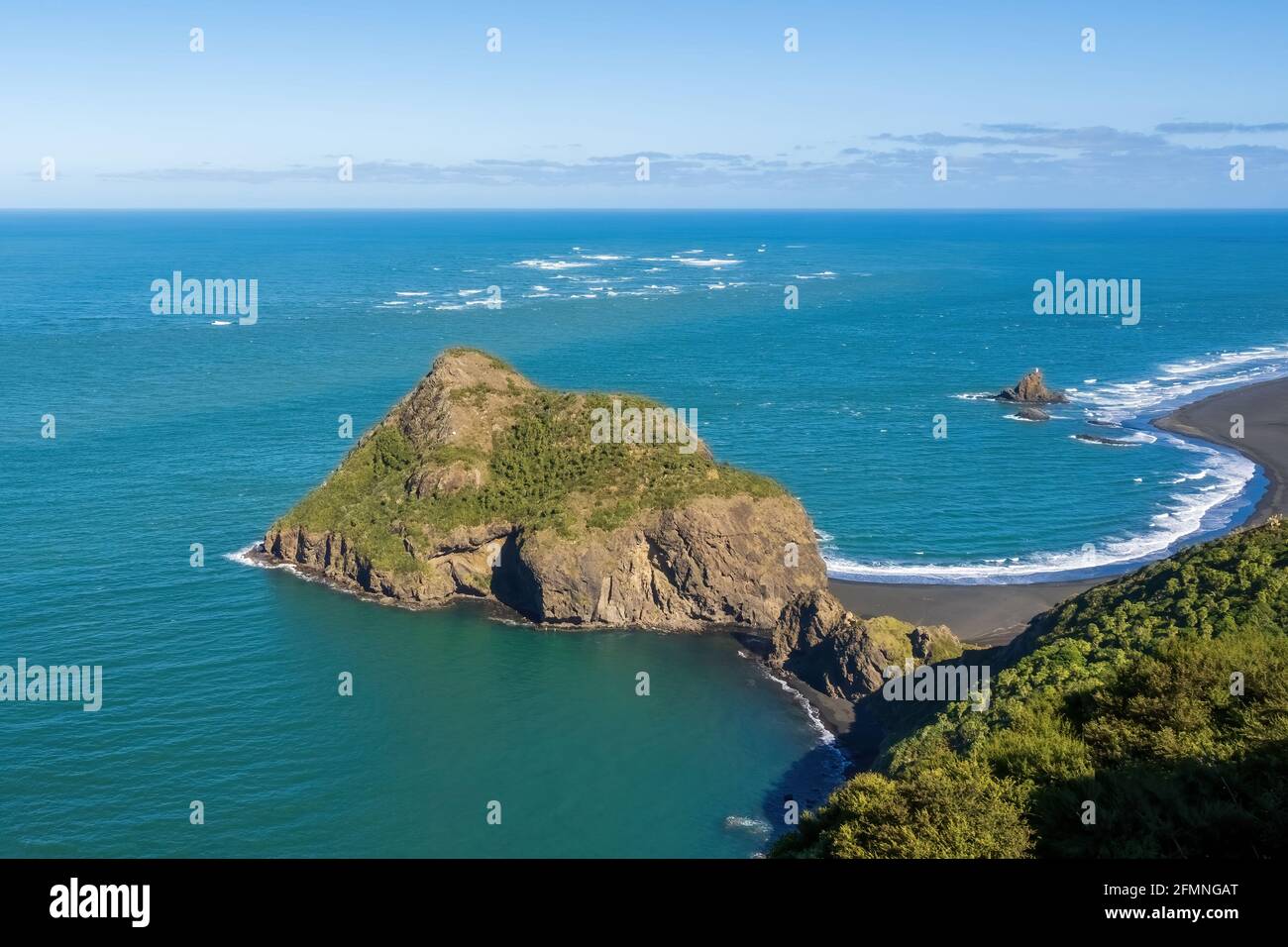 Paratutae Island and Ninepin Rock at Whatipu beach, Auckland Stock ...