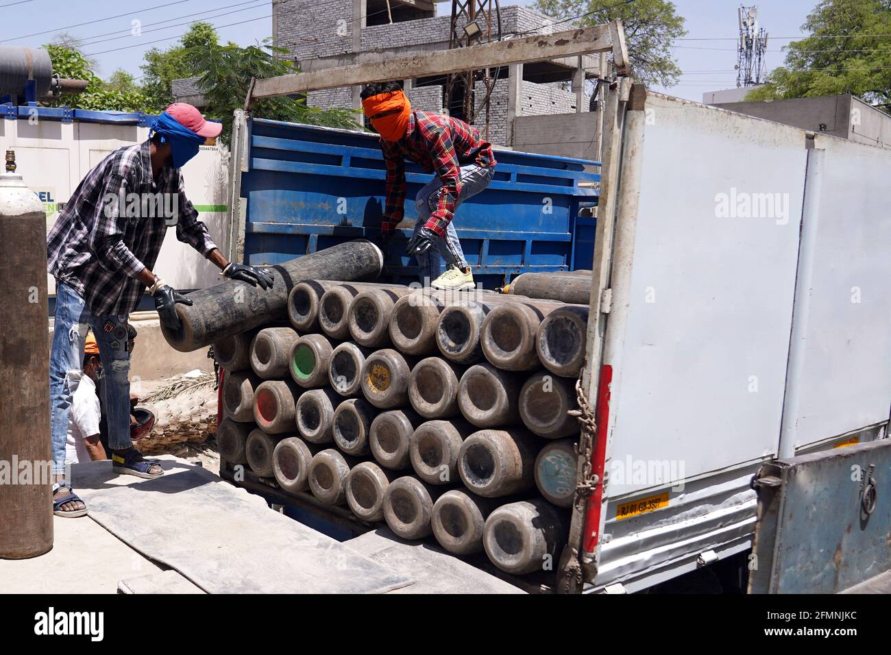 Workers sort oxygen cylinders hi-res stock photography and images - Alamy