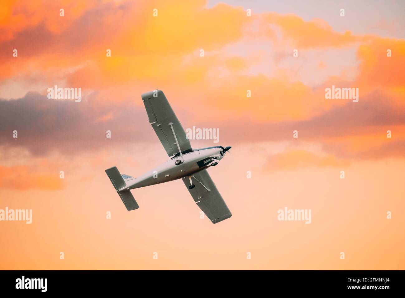 Light aircraft flying hi-res stock photography and images - Alamy