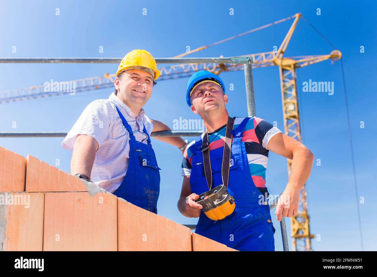 Bricklayers laying bricks hi-res stock photography and images - Alamy