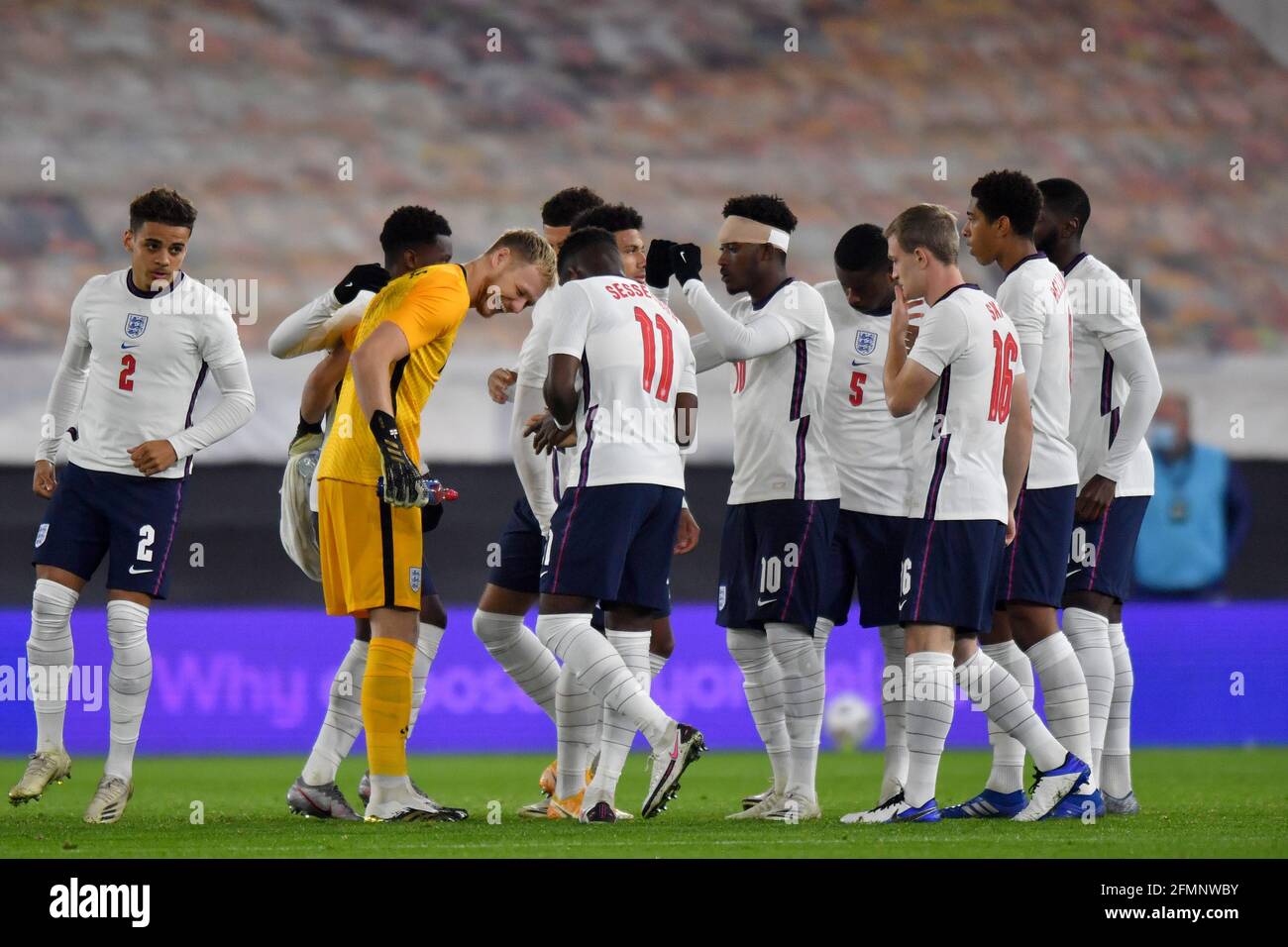 England team huddle prior to kick off hi-res stock photography and ...