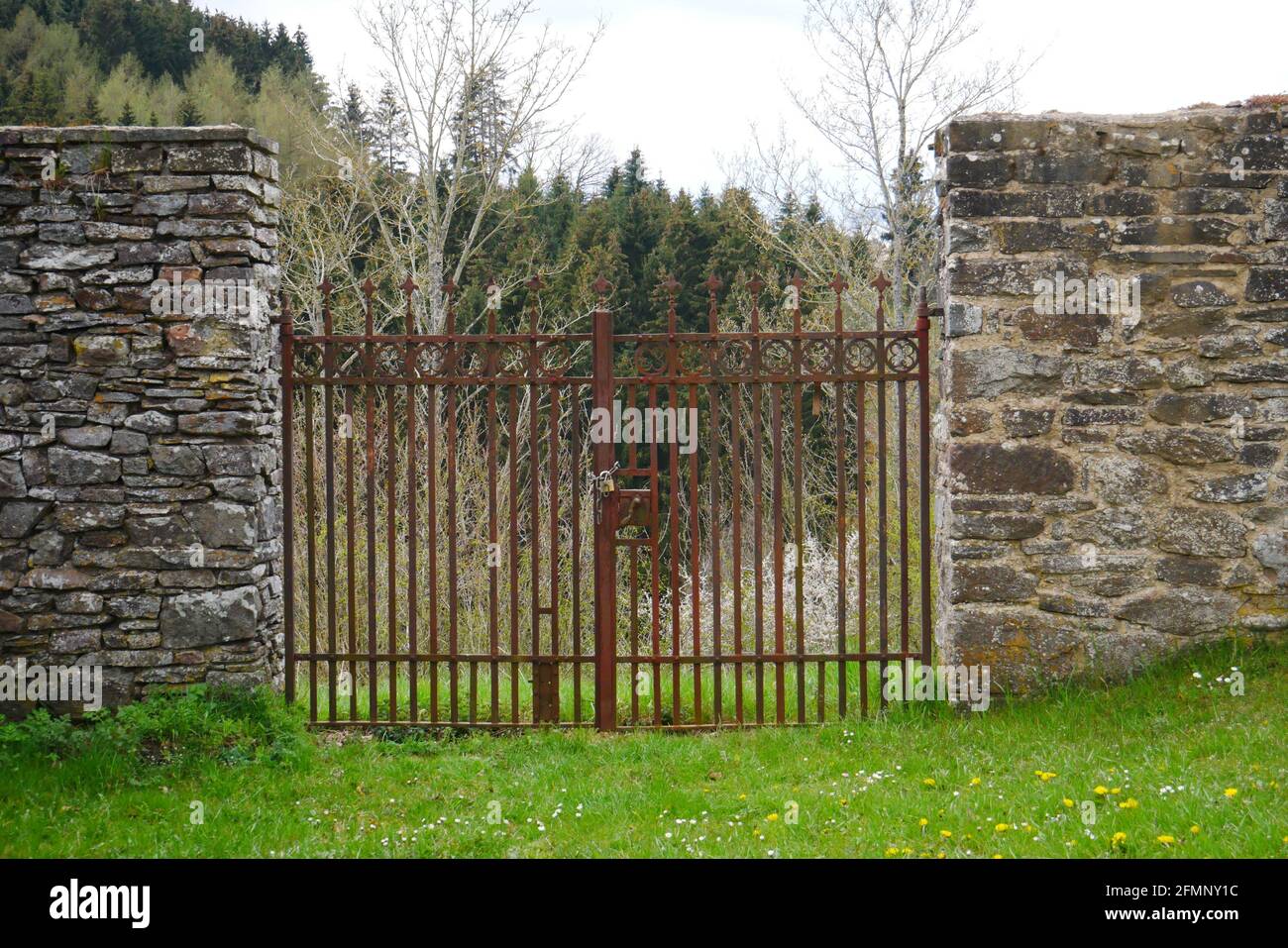 Entrance of a medieval castle hi-res stock photography and images - Alamy