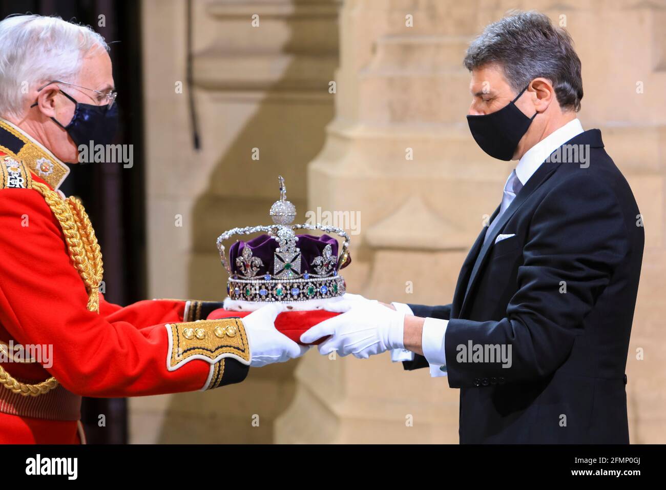Queen elizabeth 11 crown hi-res stock photography and images - Alamy
