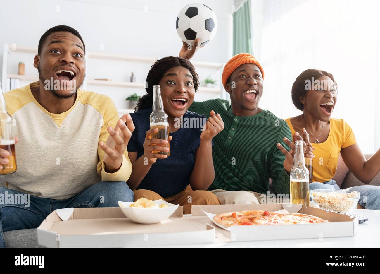 Friends watching football hi-res stock photography and images - Alamy