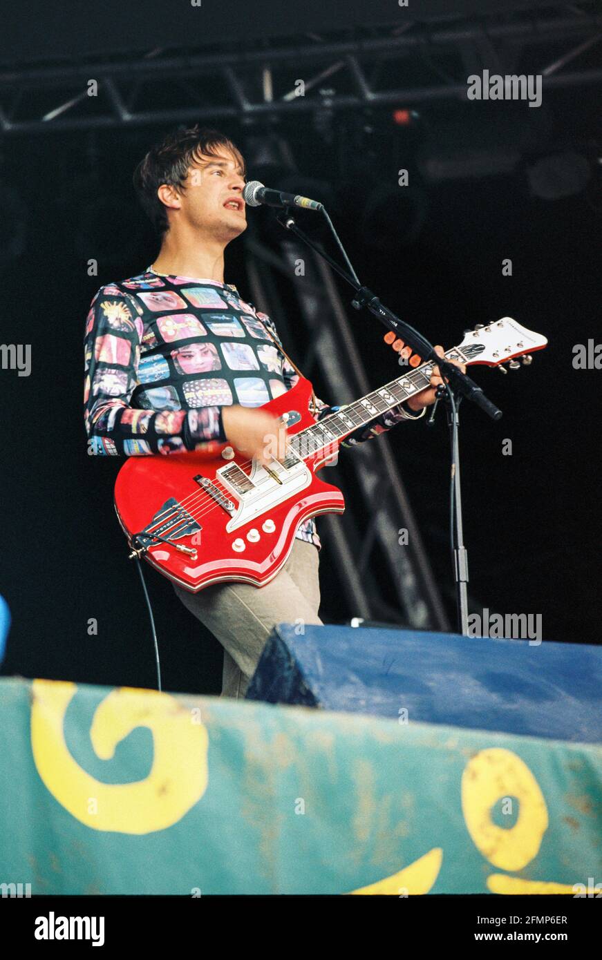 Crispin Hunt lead singer in the Longpigs performing at the Glastonbury ...
