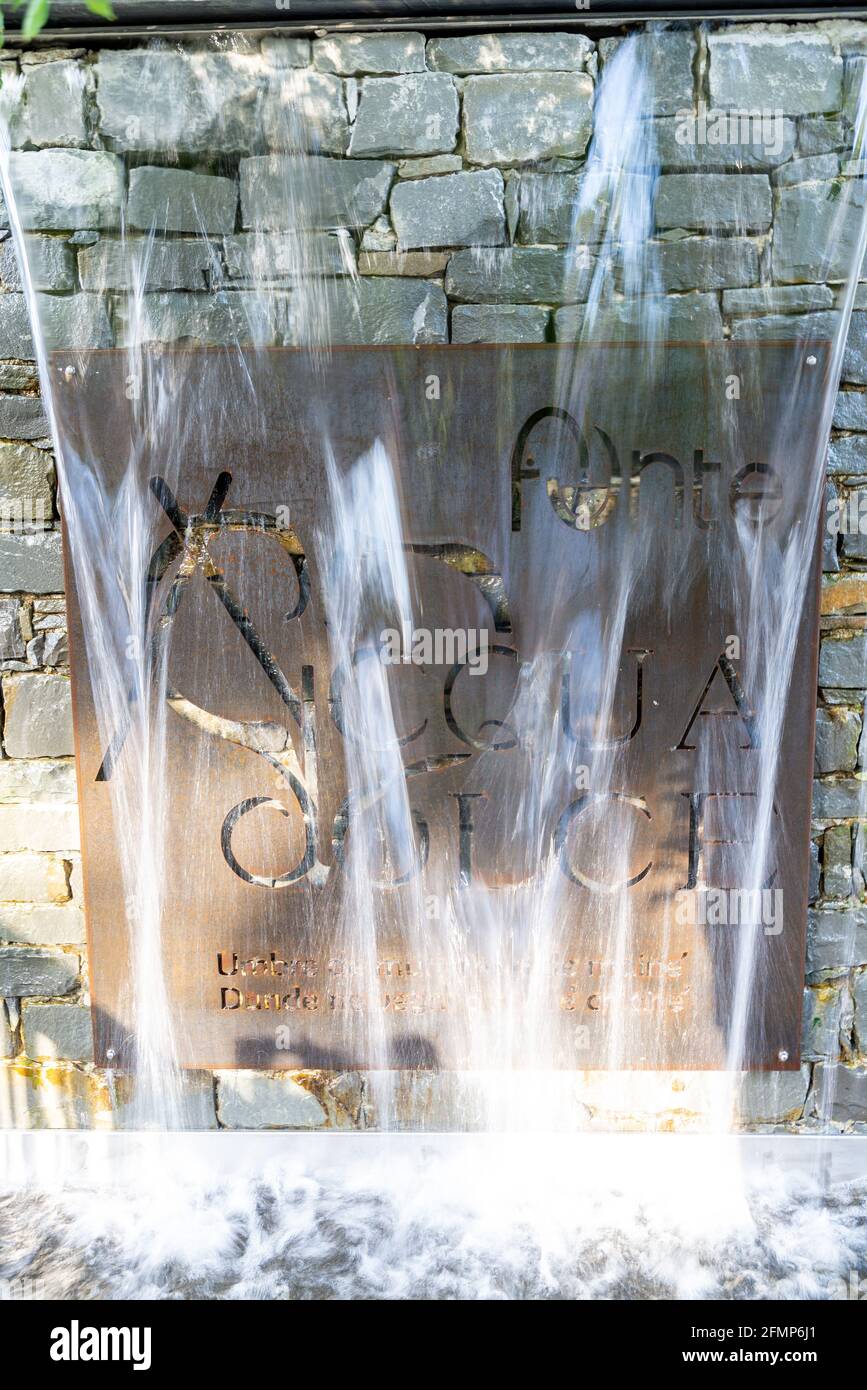 Water wall with sign behind Stock Photo - Alamy