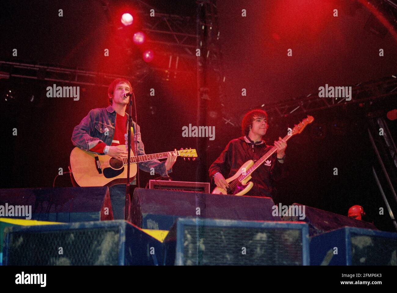 Simon Fowler of Ocean Colour Scene performing on stage at the ...