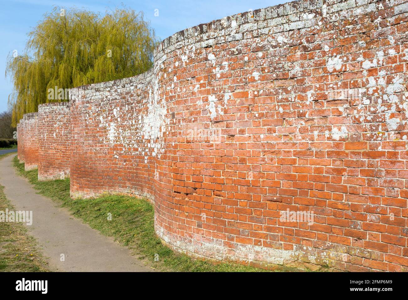 Wavy brick wall hi-res stock photography and images - Alamy