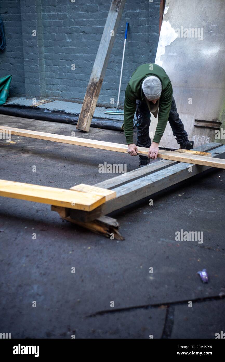 Builder works on timber frame Stock Photo - Alamy