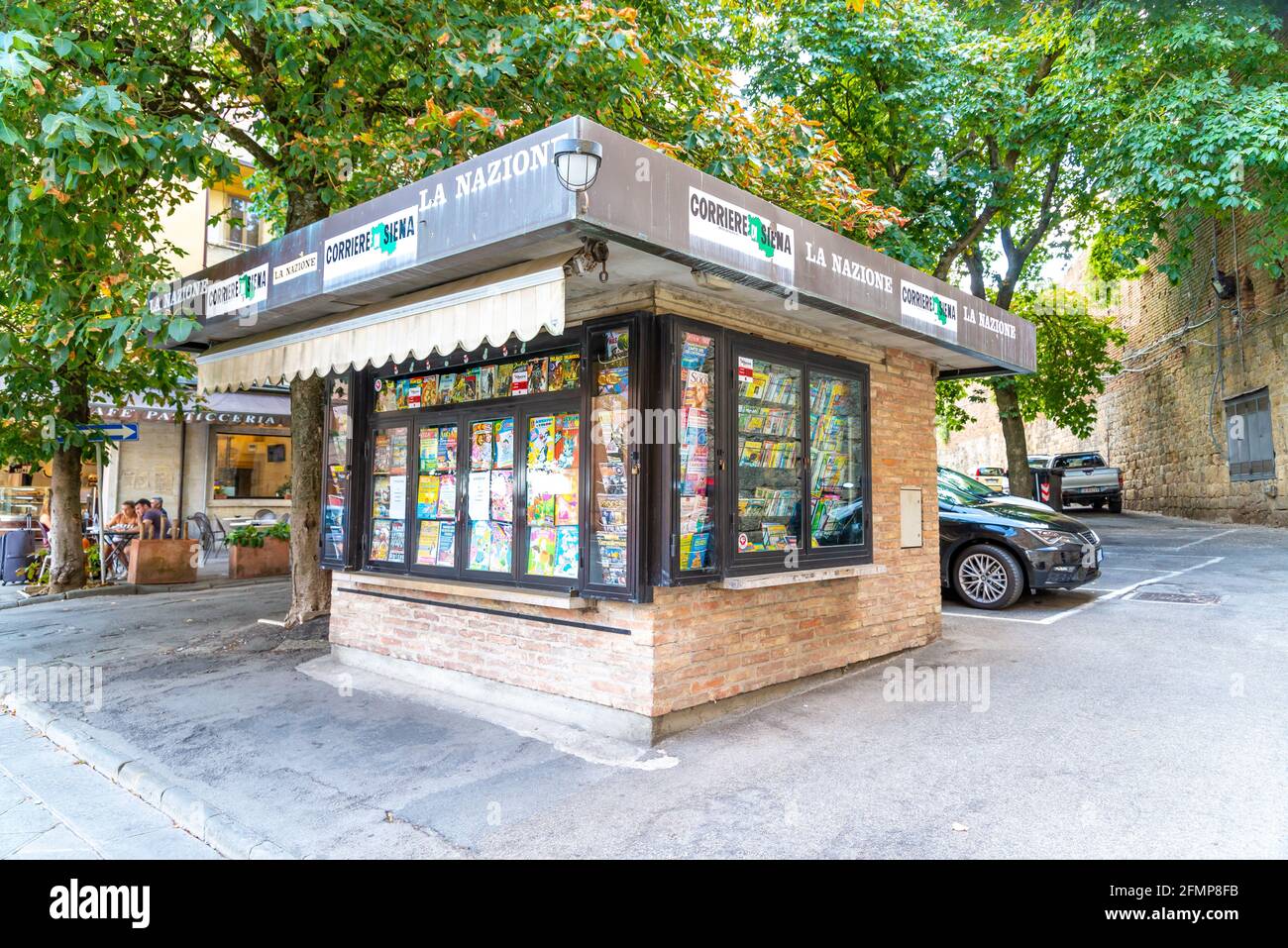 Newspaper kiosk booth newspapers hi-res stock photography and images ...