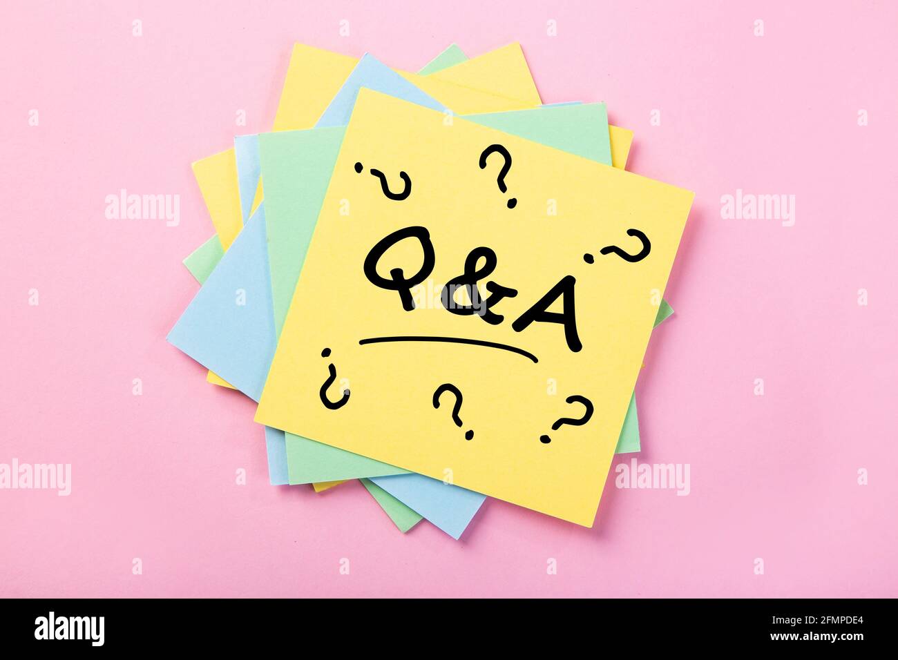 Sticky note on pink background, Question And Answer Stock Photo - Alamy