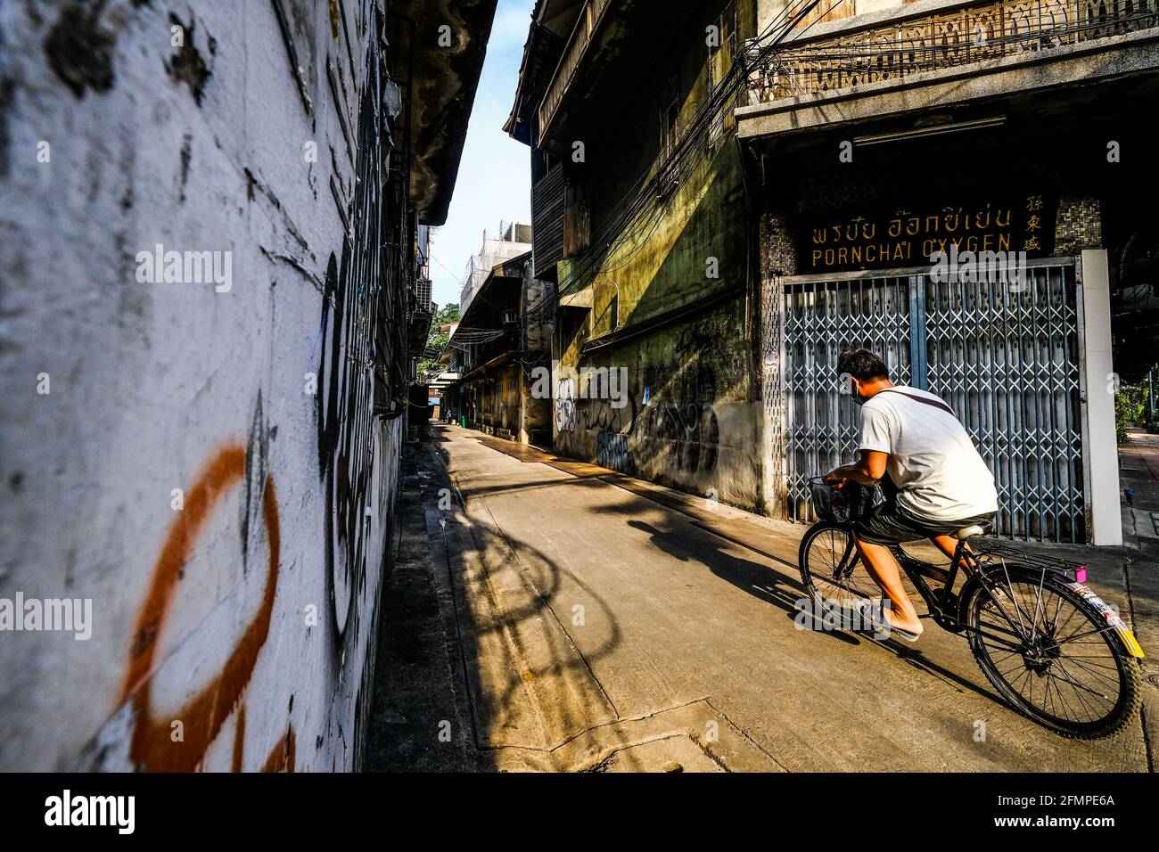 Alleyway bangkok hi-res stock photography and images - Alamy