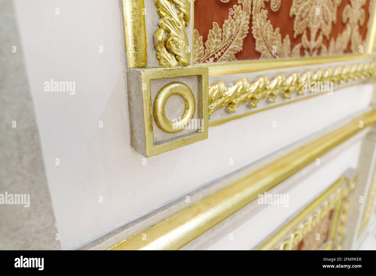 Gold wall molding hi-res stock photography and images - Alamy