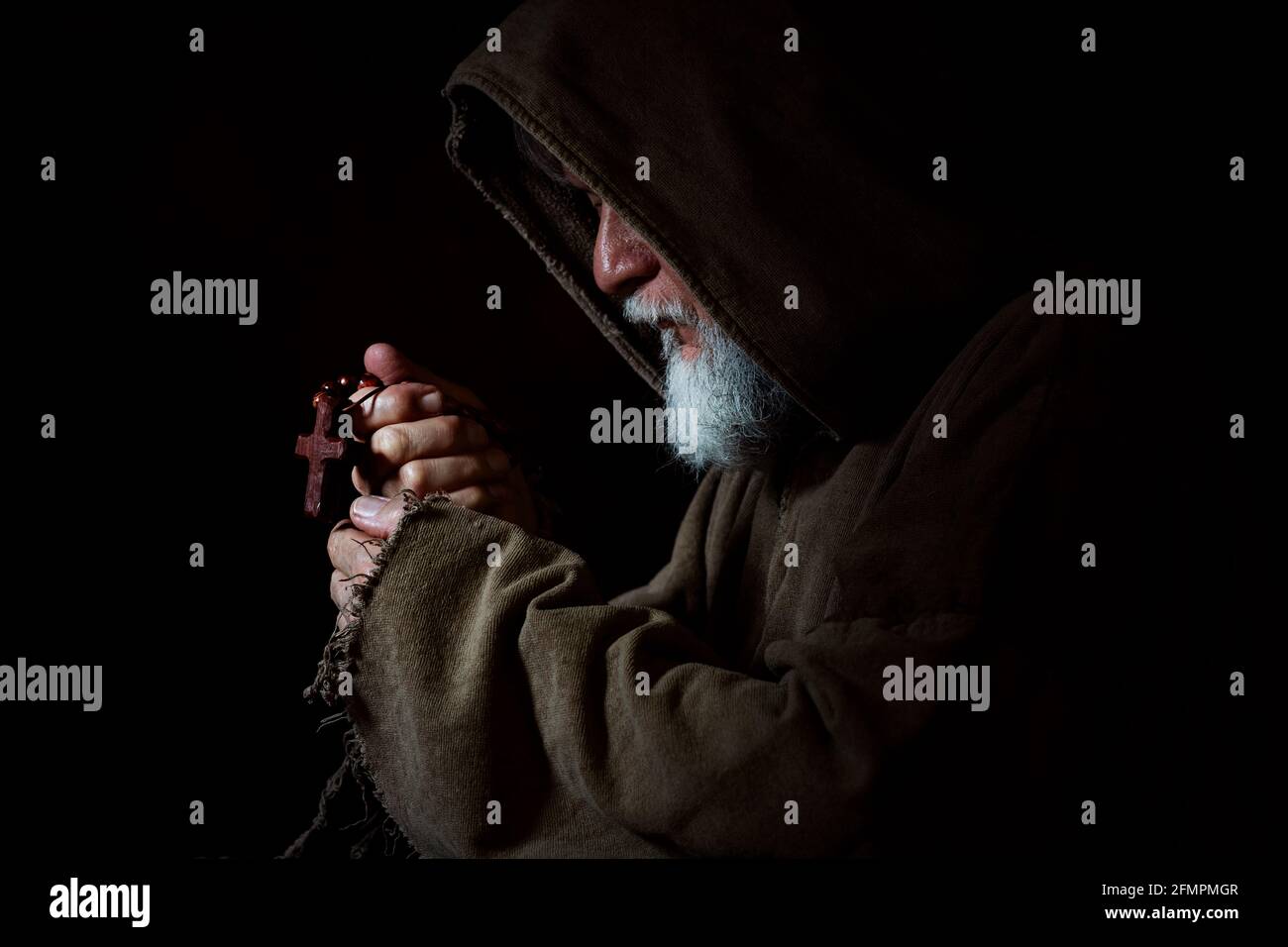 Medieval monk with rosary in prayer Stock Photo - Alamy