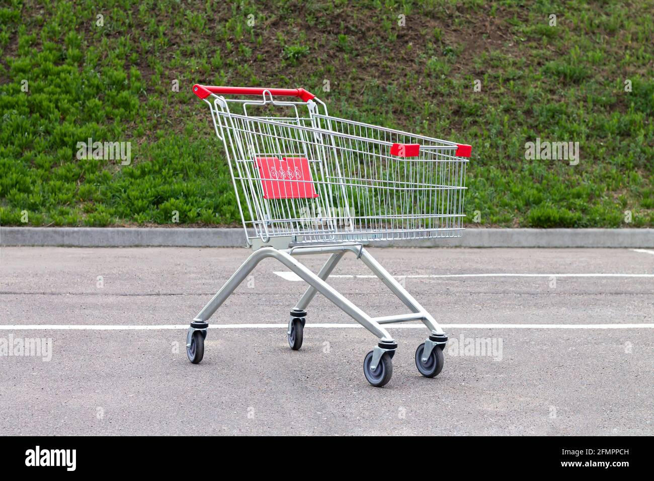 Red shopping cart motion hi-res stock photography and images - Alamy