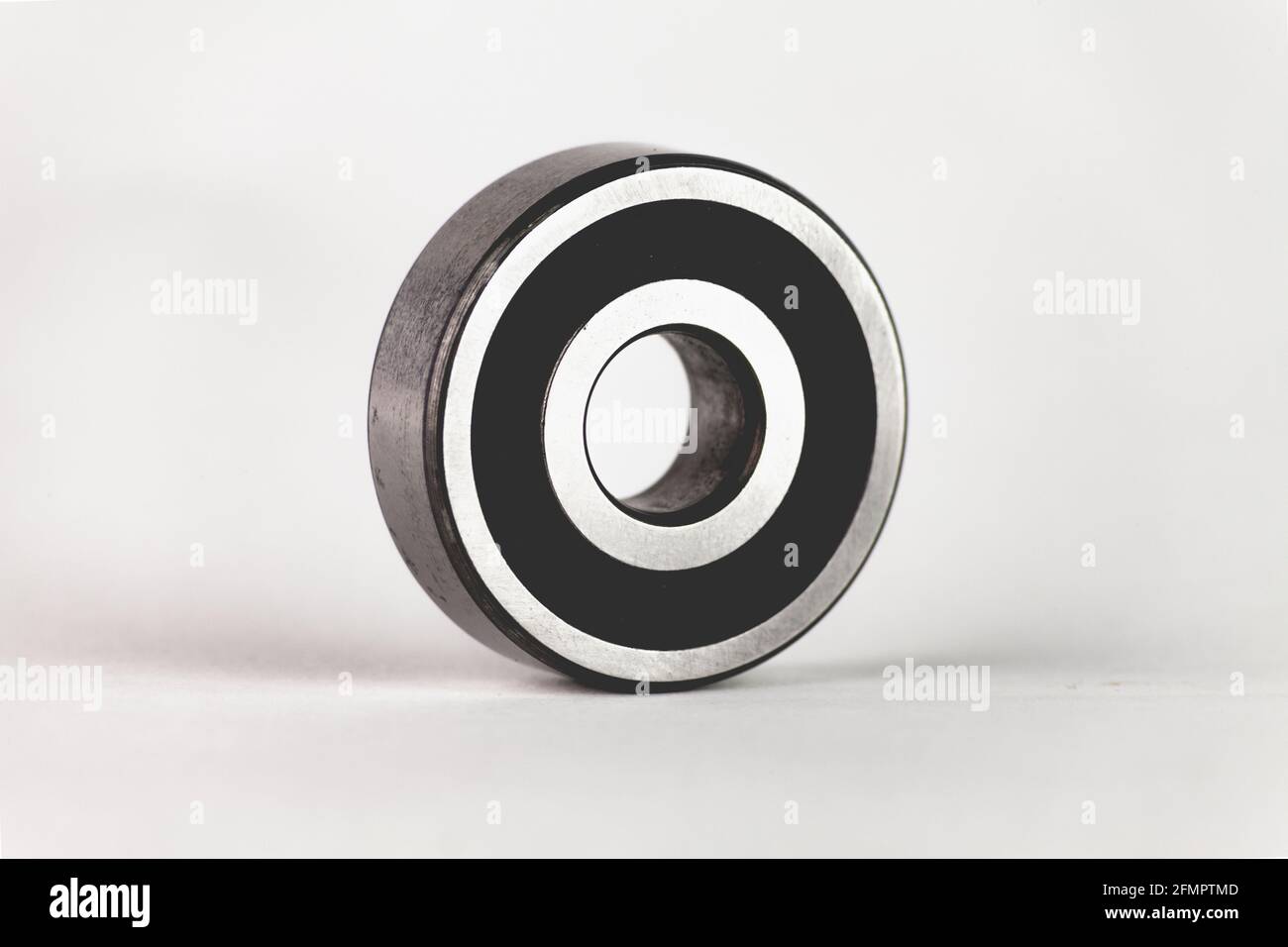 Photograph of a metallic bearing, a common piece in hardware stores ...