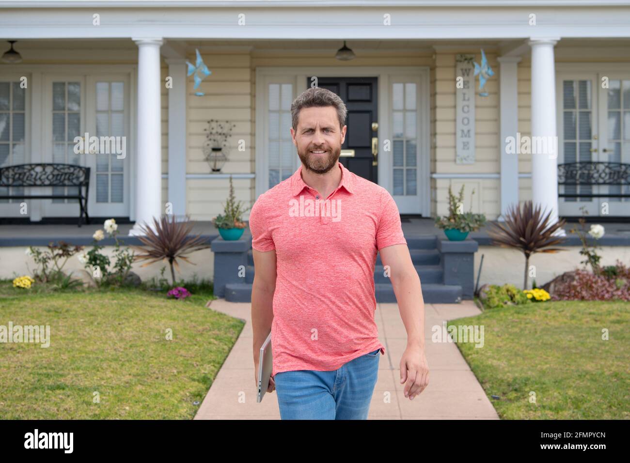 Man purchasing shirt hi-res stock photography and images - Alamy