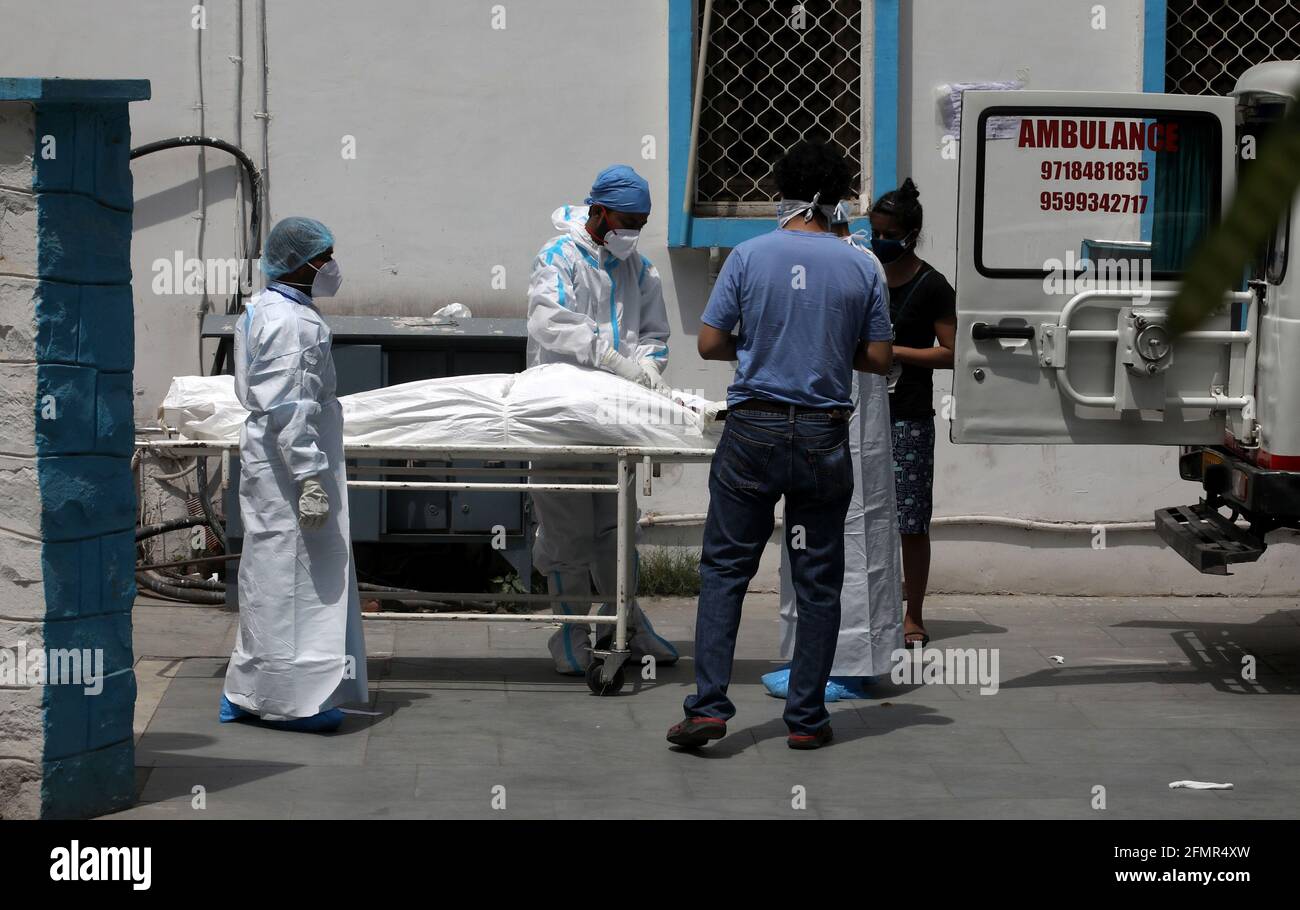Hospital beds intensive care unit hi-res stock photography and images ...
