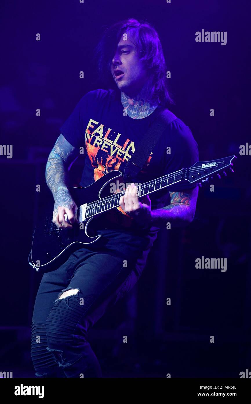 Falling in reverse hi-res stock photography and images - Alamy
