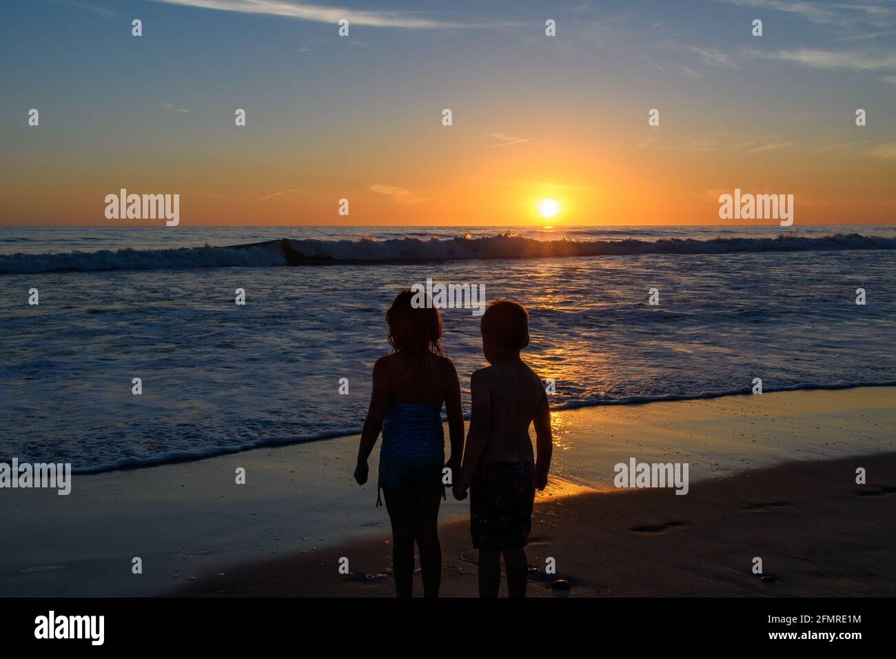 Kids at sunset hi-res stock photography and images - Alamy