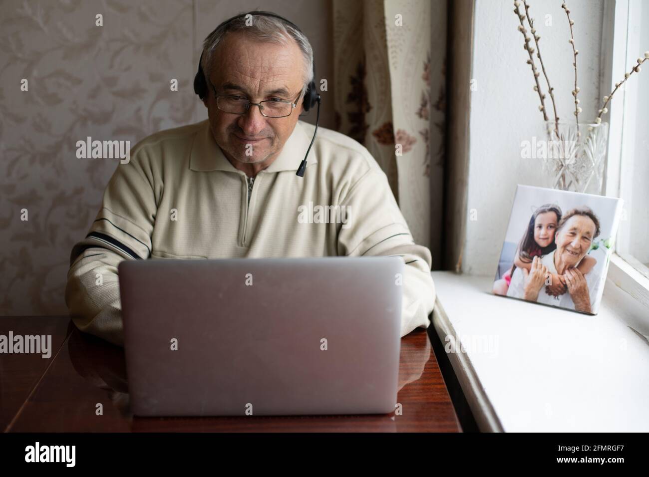 Face confused old man computer hi-res stock photography and images - Alamy