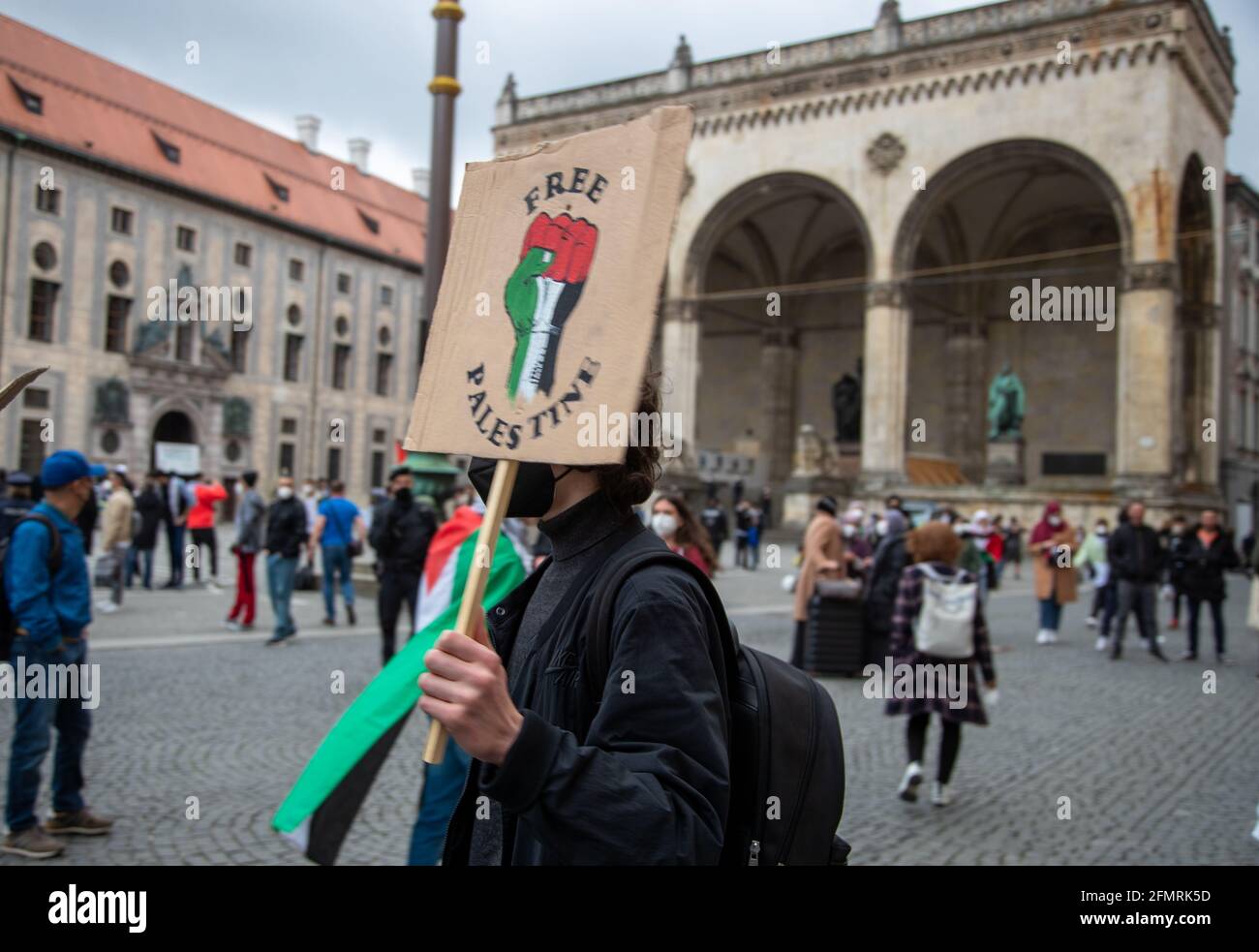 Demonstrant hält Schild mit der Aufschrift: " Free Palestine ". Ca ...