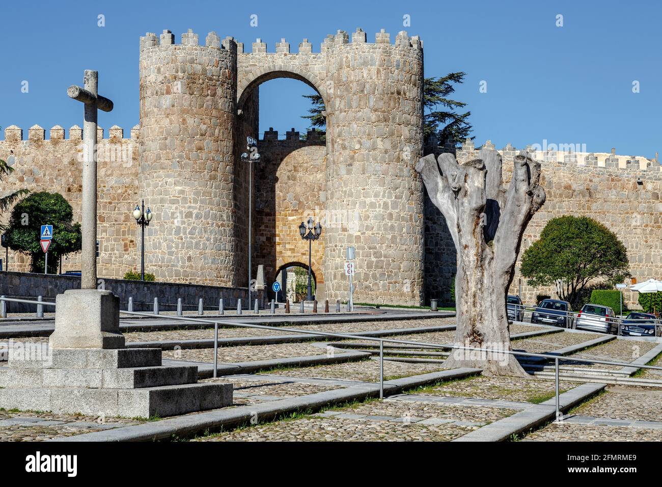 Alcazar gate medieval city walls avila hi-res stock photography and ...