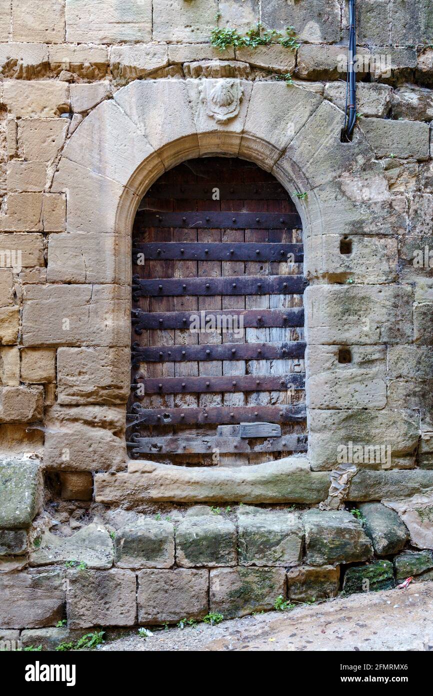 Medieval doors hi-res stock photography and images - Alamy