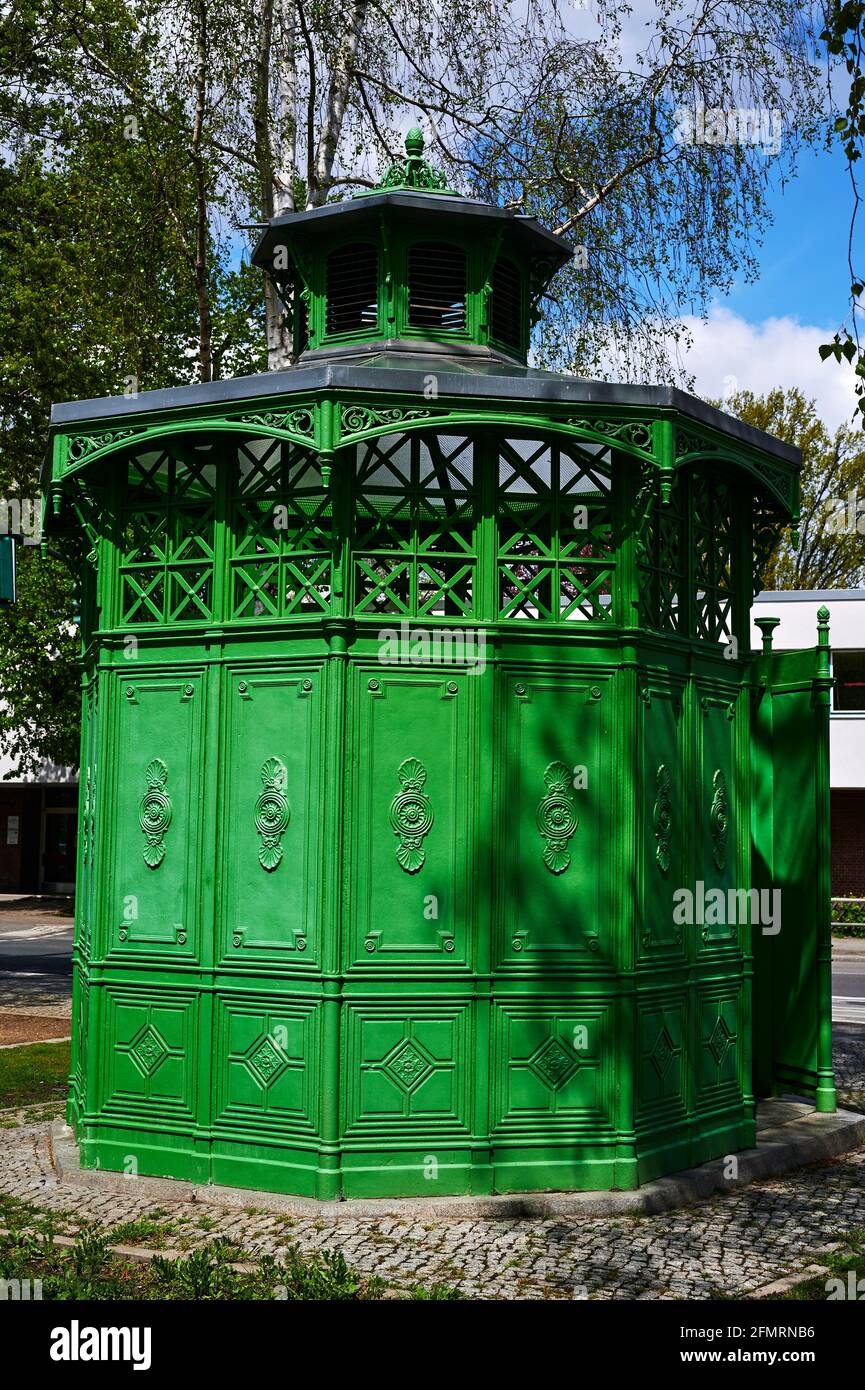 "Cafe Achteck" - cafe octagon is a Berlin nickname for a typical public ...