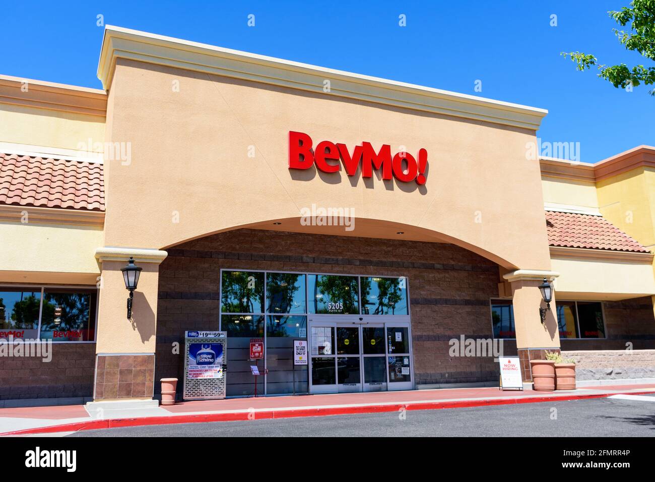 Retail store exterior hi-res stock photography and images - Alamy