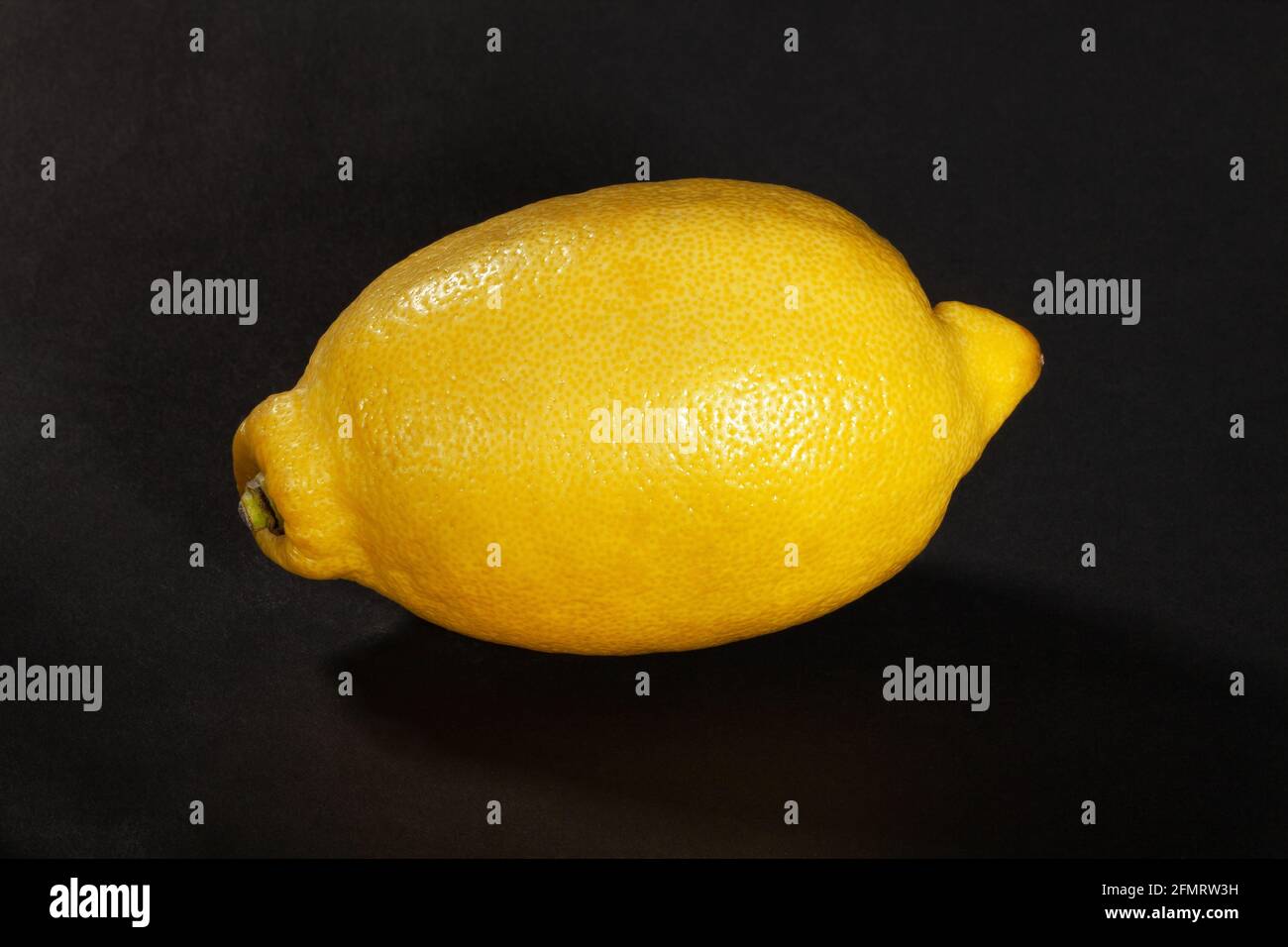 single lemon on black background Stock Photo - Alamy