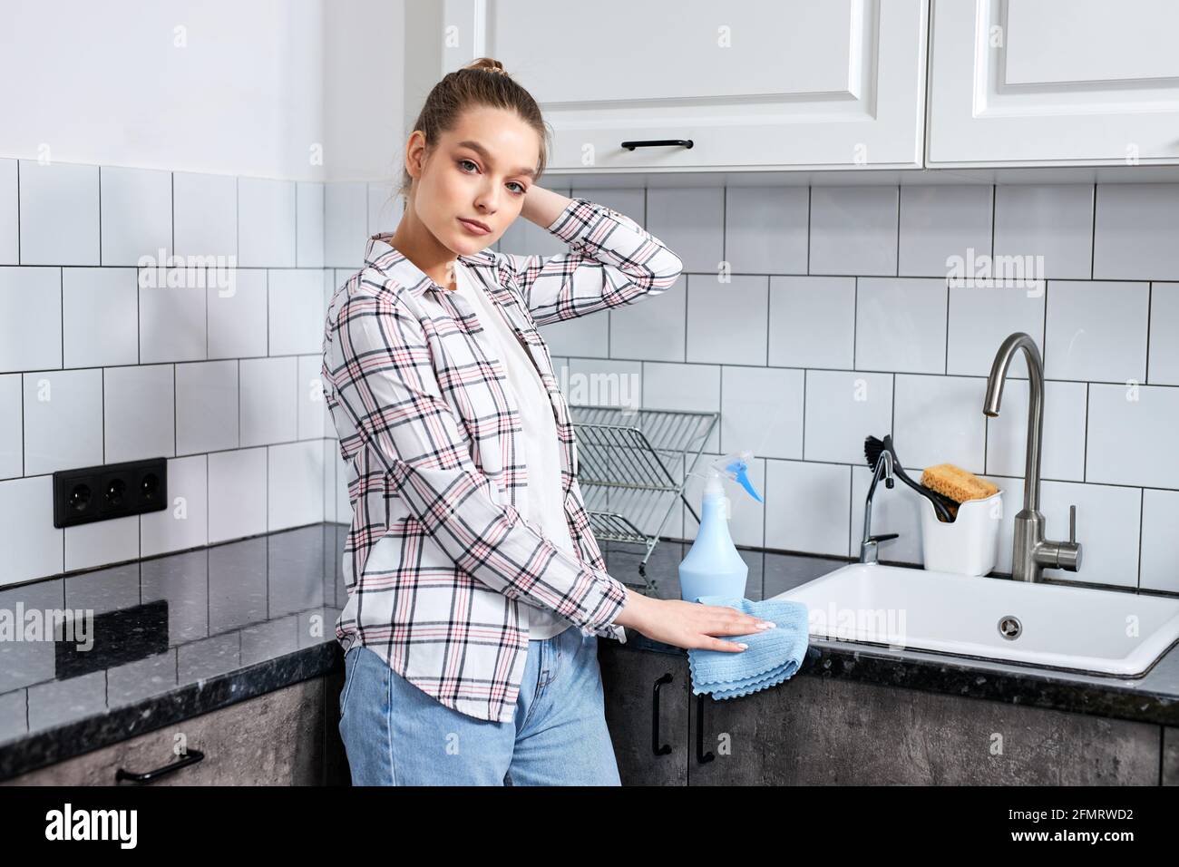 Kitchen maid look hi-res stock photography and images - Alamy