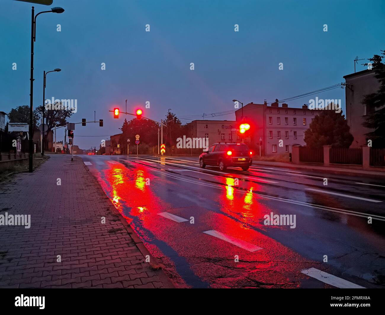 Midnight street traffic lights hi-res stock photography and images - Alamy