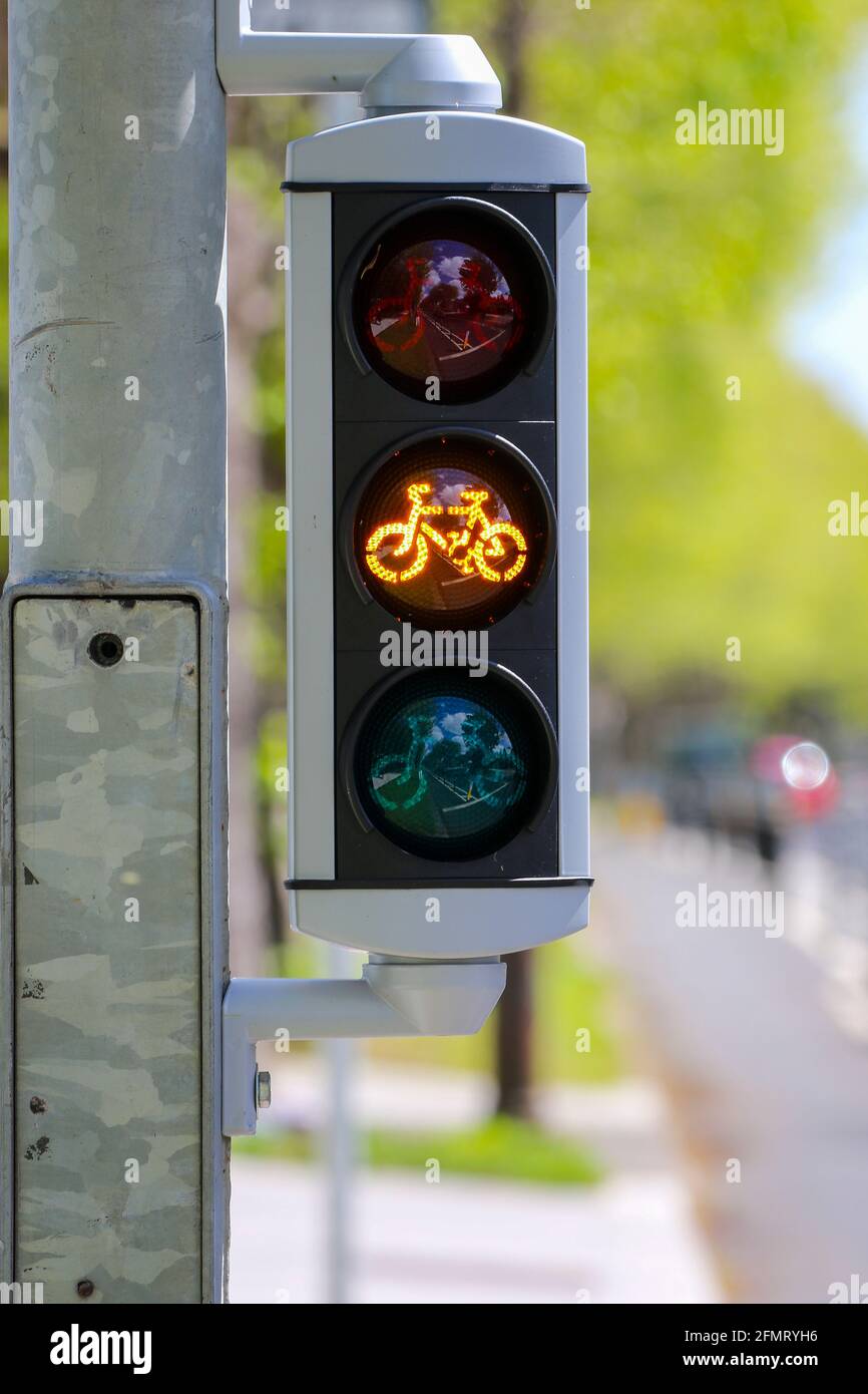 Amber light signalling continue or wait at bicycle traffic lights for ...