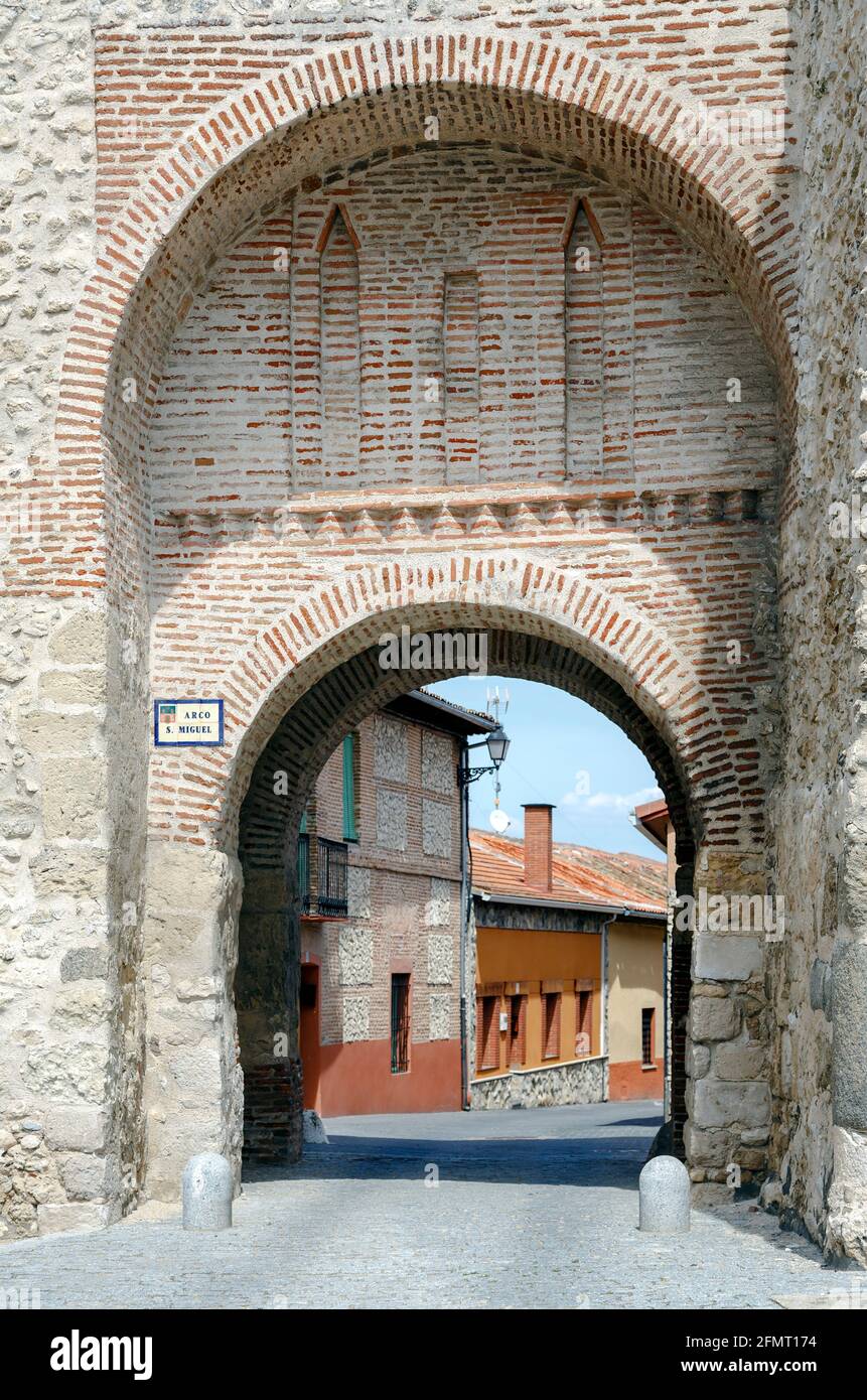 Gate and San Miguel arch walls Olmedo, Valladolid, Spain Stock Photo ...
