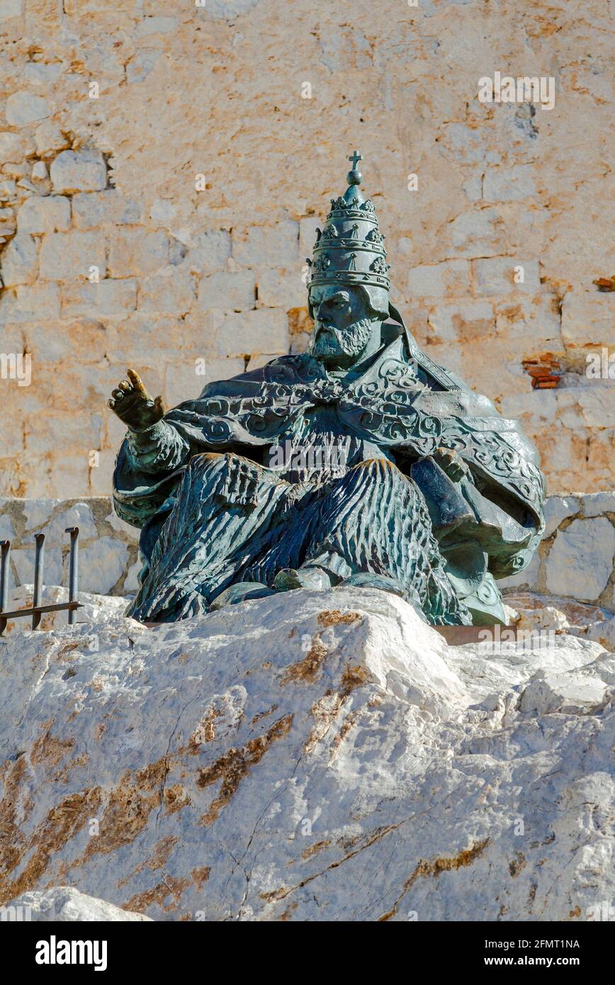 Statue of papa luna peniscola castle hi-res stock photography and ...