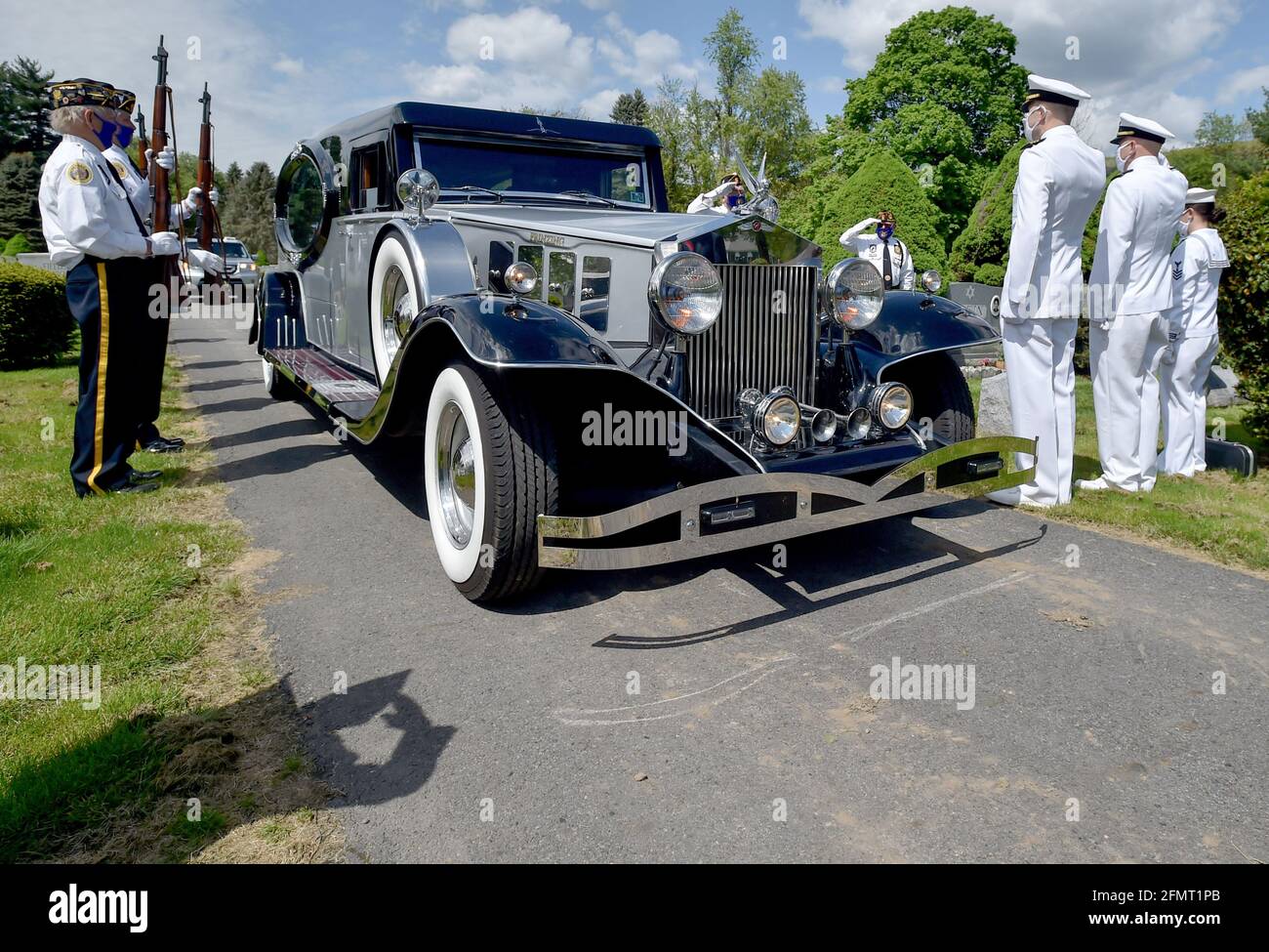 Members of the American Legion and Navy service members stand at ...