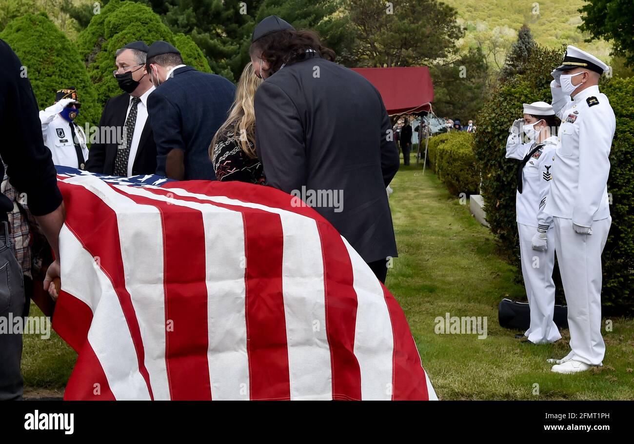 (EDITORS' NOTE ; Image depicts death) Navy service members salute as ...