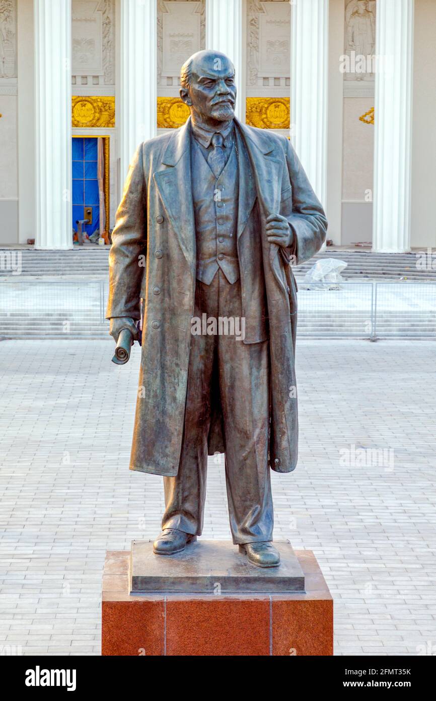 Moscow, Russia - September 15, 2018: Monument to Vladimir Lenin on a ...