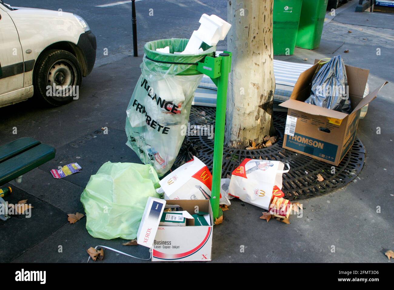 Poubelle paris hi-res stock photography and images - Alamy