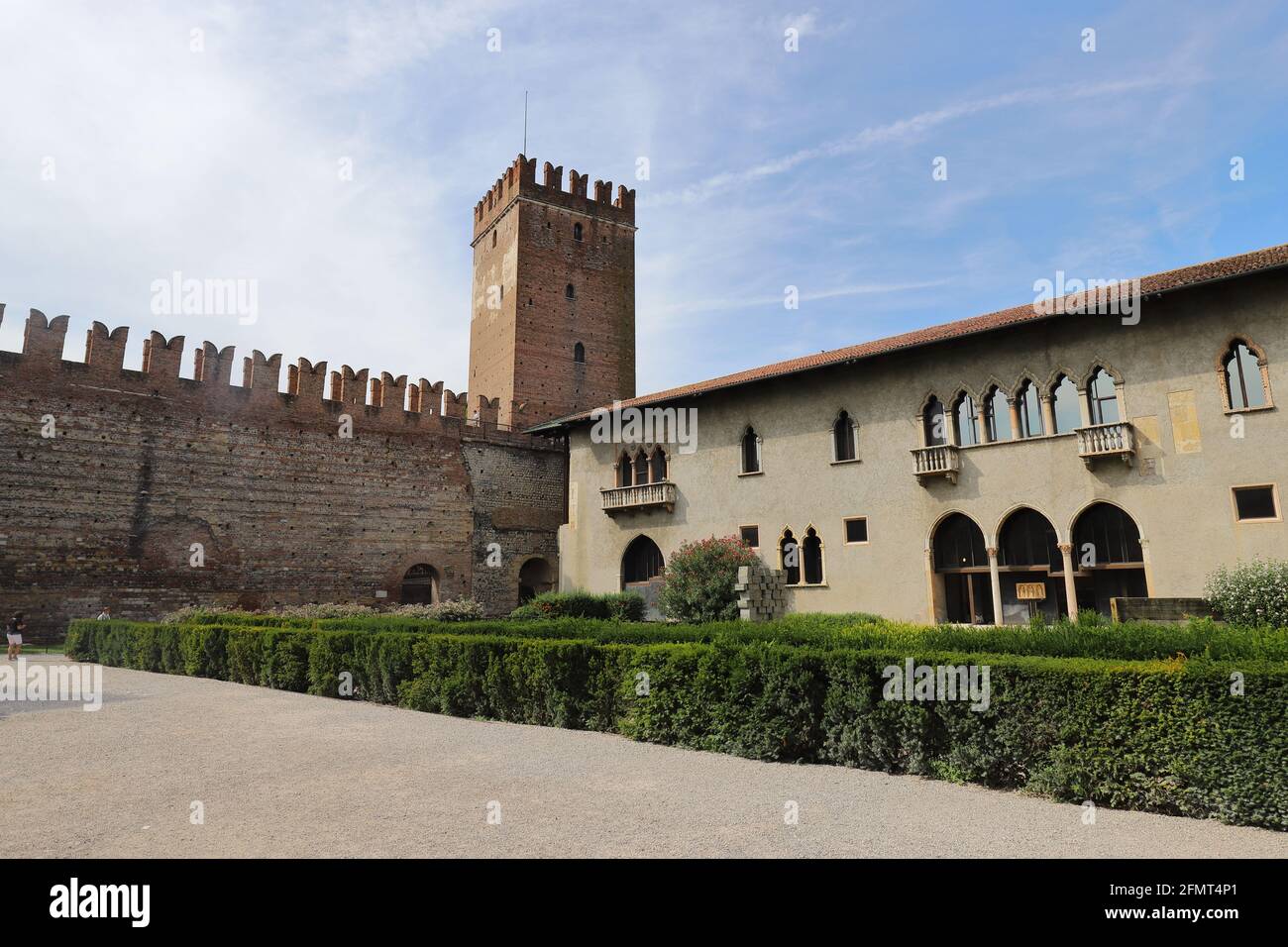 Courtyard medieval italian castle hi-res stock photography and images ...
