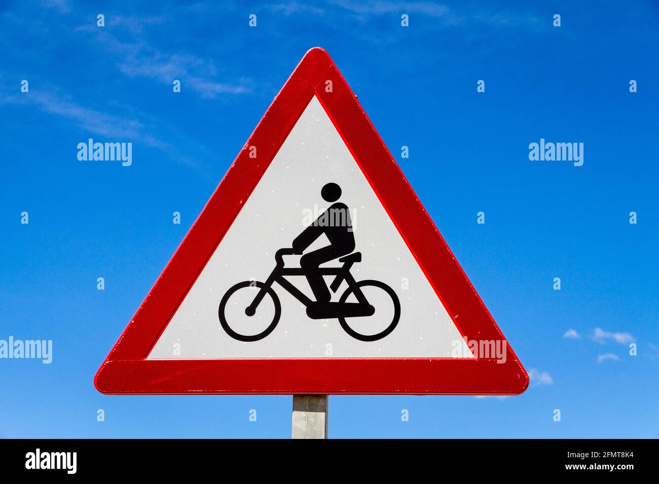 Triangle road sign bicycle hi-res stock photography and images - Alamy