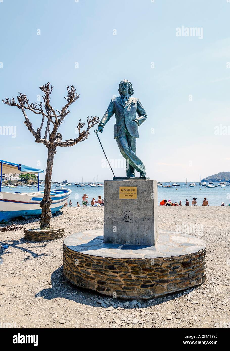 Salvador Dali statue in cadaques beach Catalonia, Spain Stock Photo - Alamy