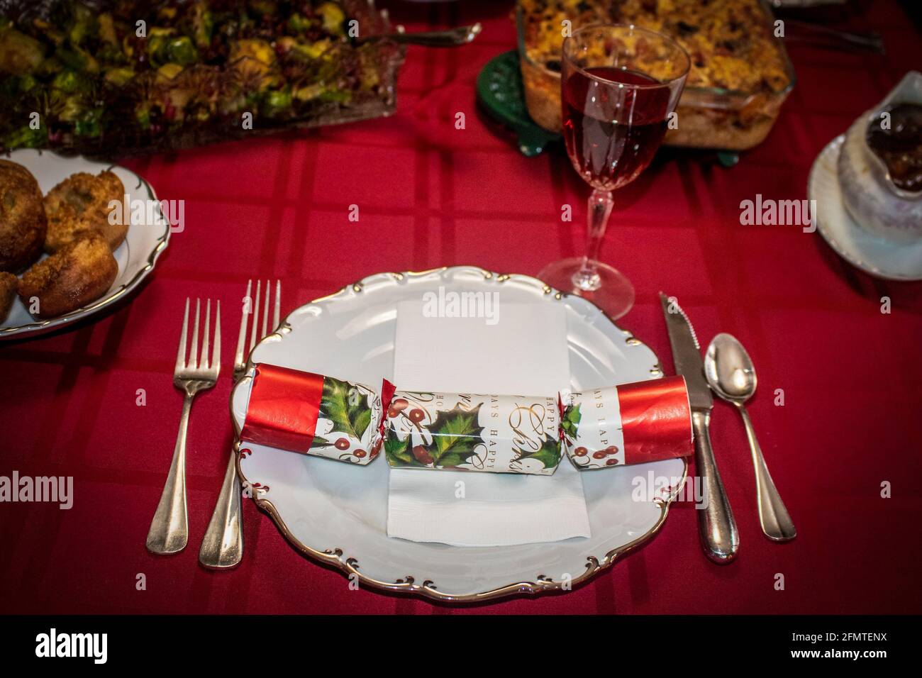 Wine glass cracker table setting hi-res stock photography and images ...